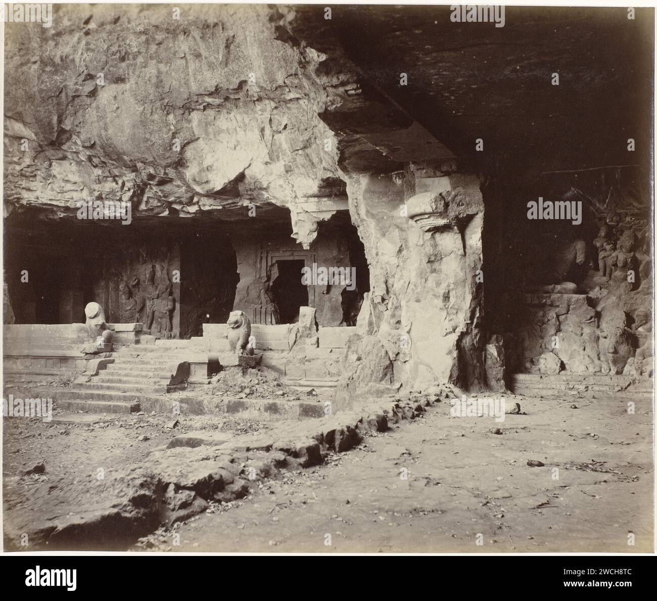 Temple entrance of the Elephanta caves near Mumbai, Maharashtra, India ...