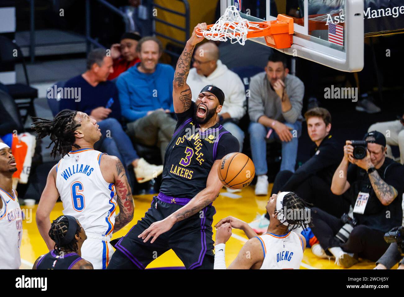 Los Angeles, USA. 15th Jan, 2024. Los Angeles Lakers' Anthony Davis (C ...