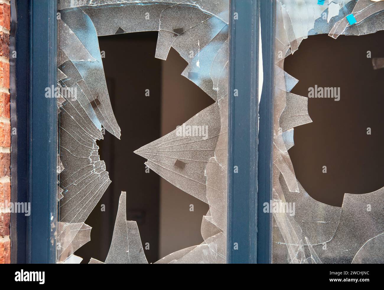 Broken window house uk hi-res stock photography and images - Alamy