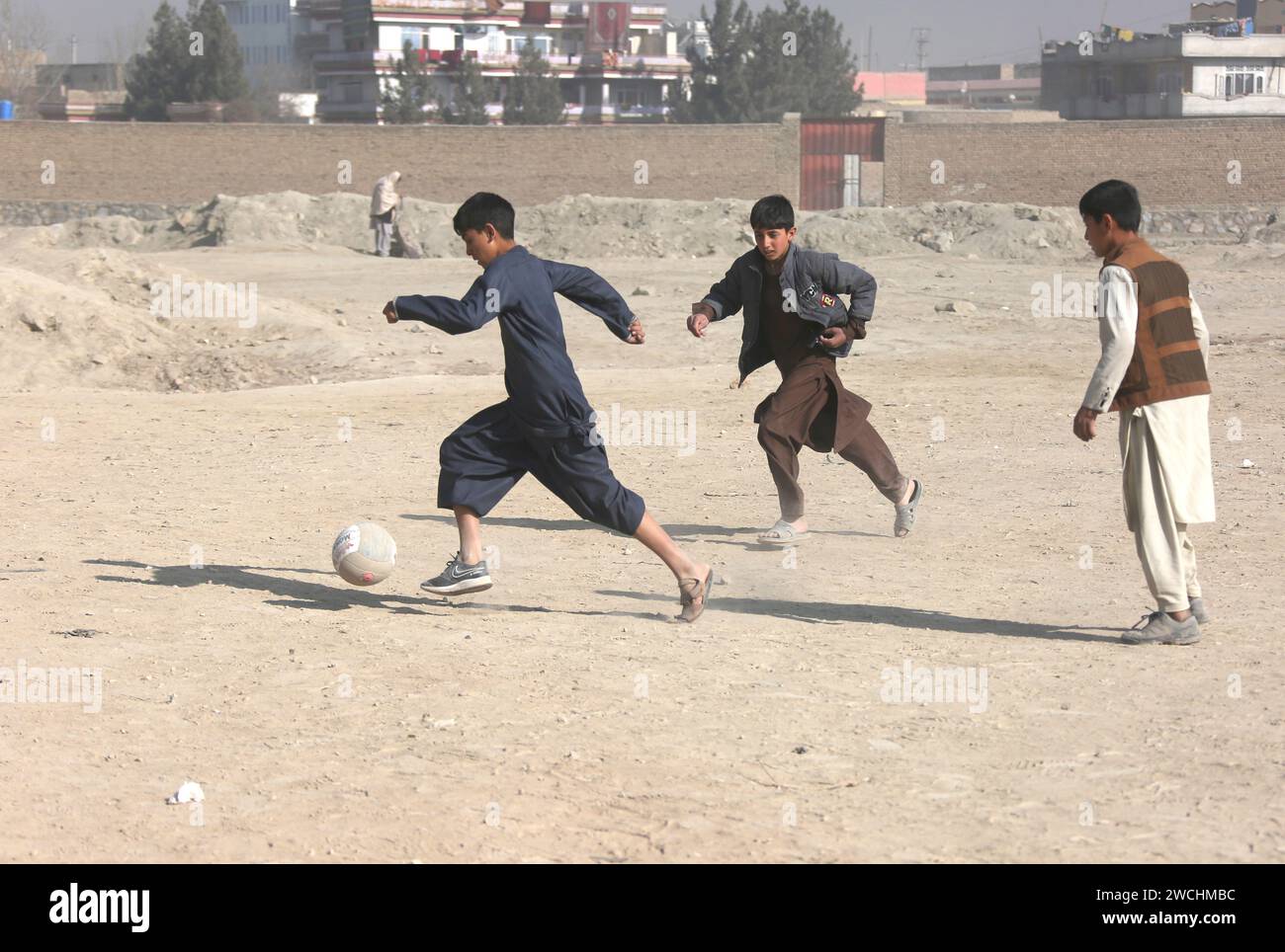 (240116) -- KABUL, Jan. 16, 2024 (Xinhua) -- Afghan boys play football ...