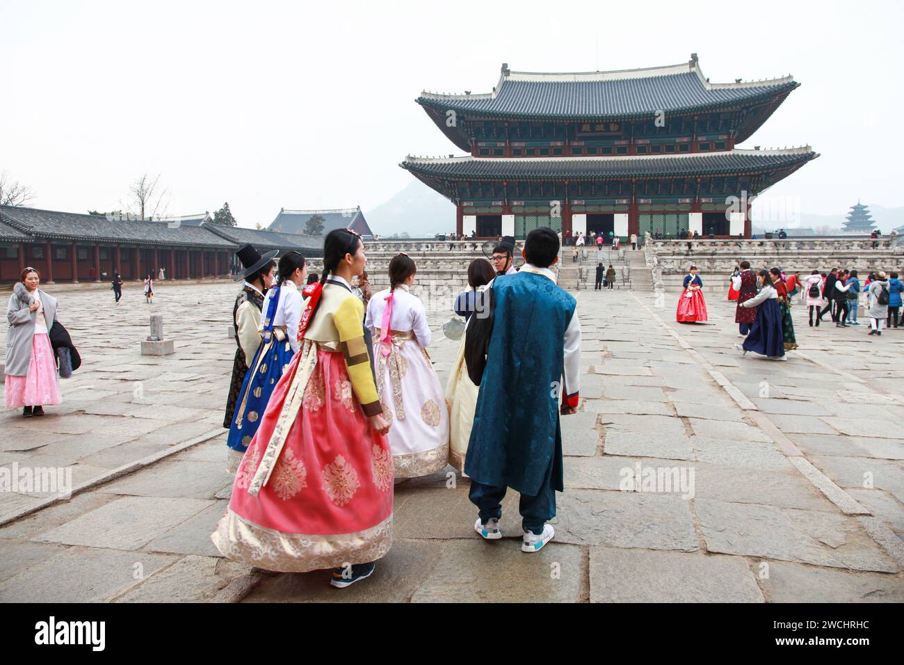 People wearing traditional Hanbok costumes at the Gyeongbokgung Palace ...