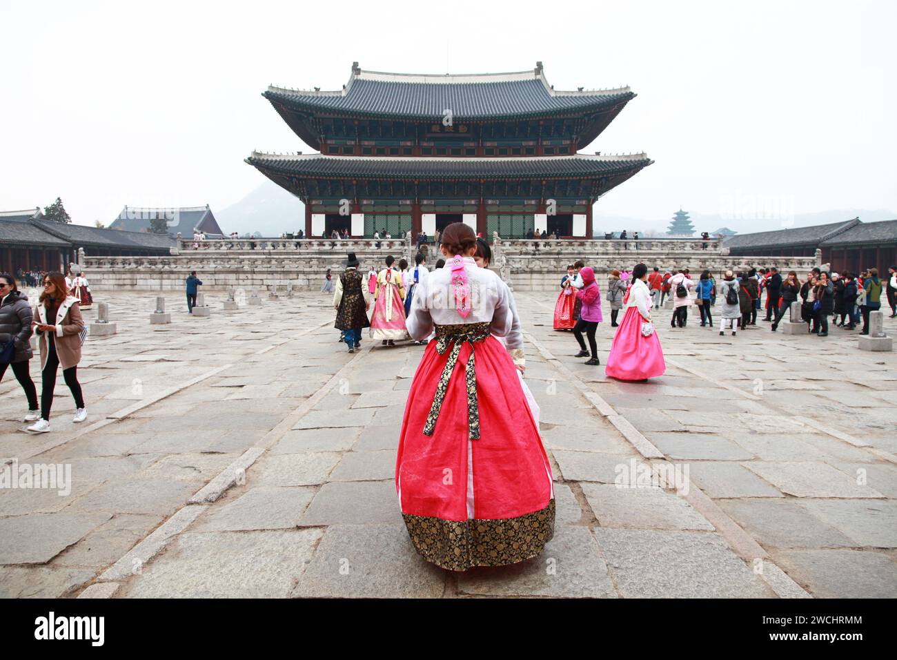 People wearing traditional Hanbok costumes at the Gyeongbokgung Palace ...