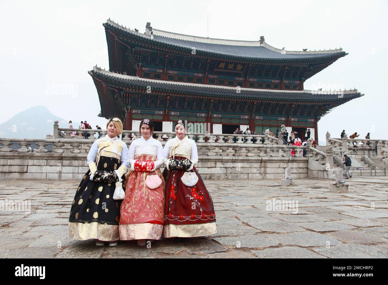 People wearing traditional Hanbok costumes at the Gyeongbokgung Palace ...