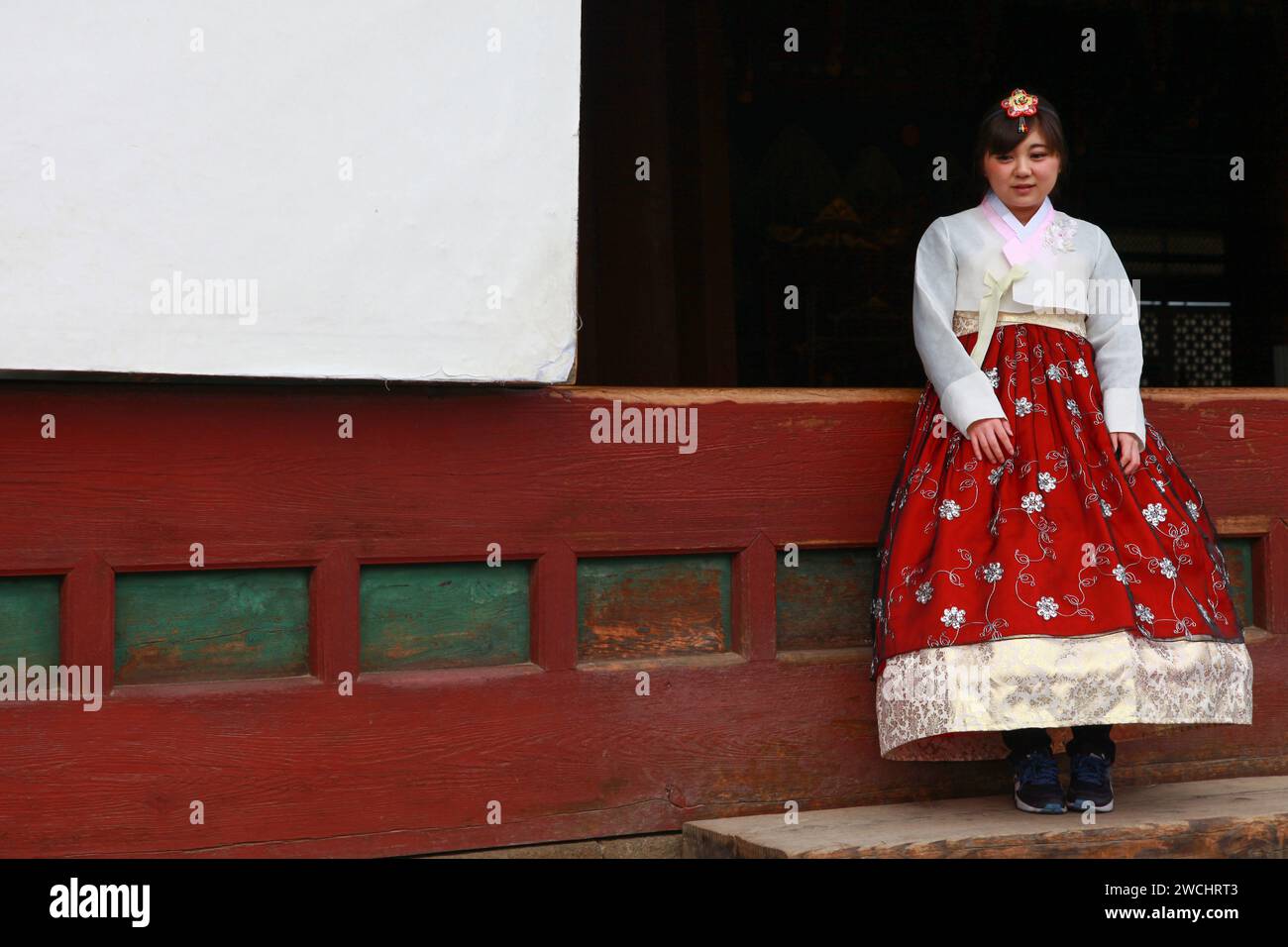 People wearing traditional Hanbok costumes at the Gyeongbokgung Palace ...