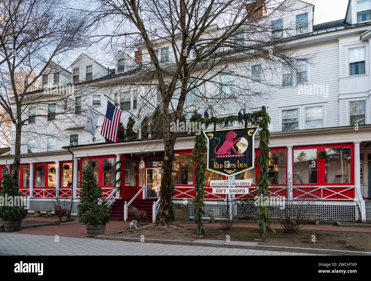Victorian house xmas decorations hi-res stock photography and images ...