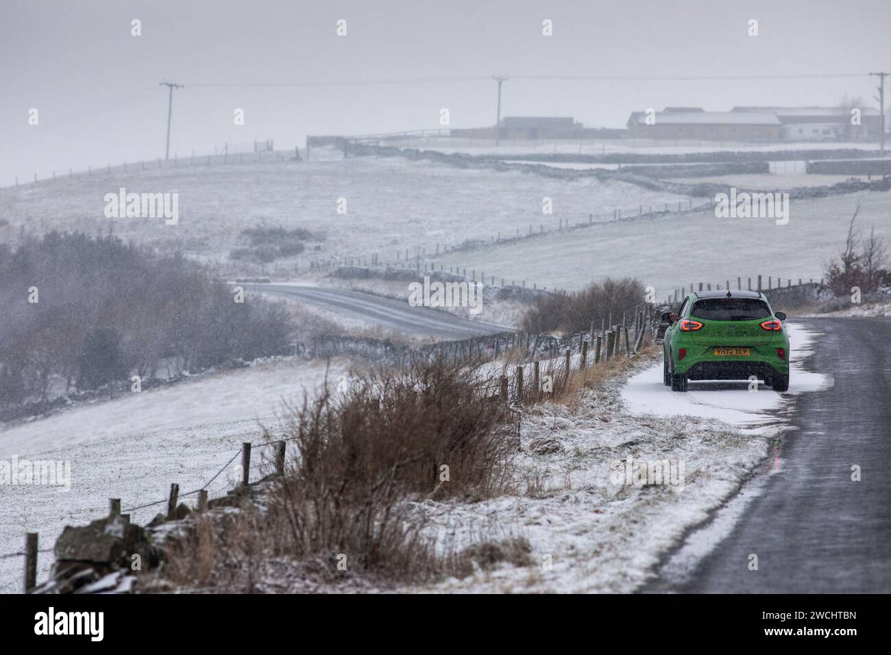 West Yorkshire, UK. 16th Jan, 2024. UK Weather. Snowfall in Queensbury ...