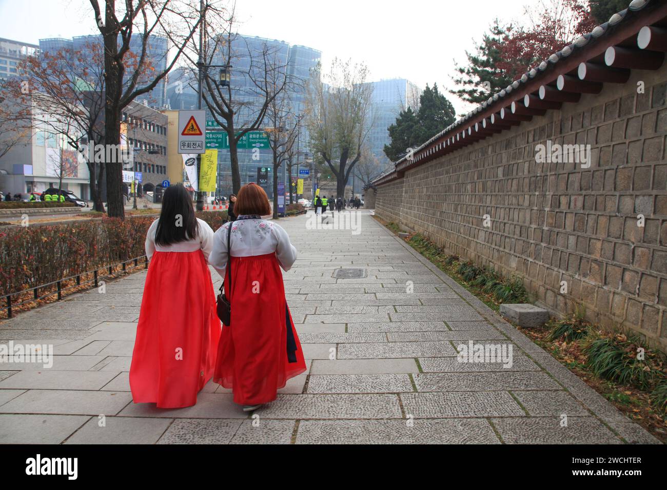 People wearing traditional Hanbok costumes at the Gyeongbokgung Palace ...