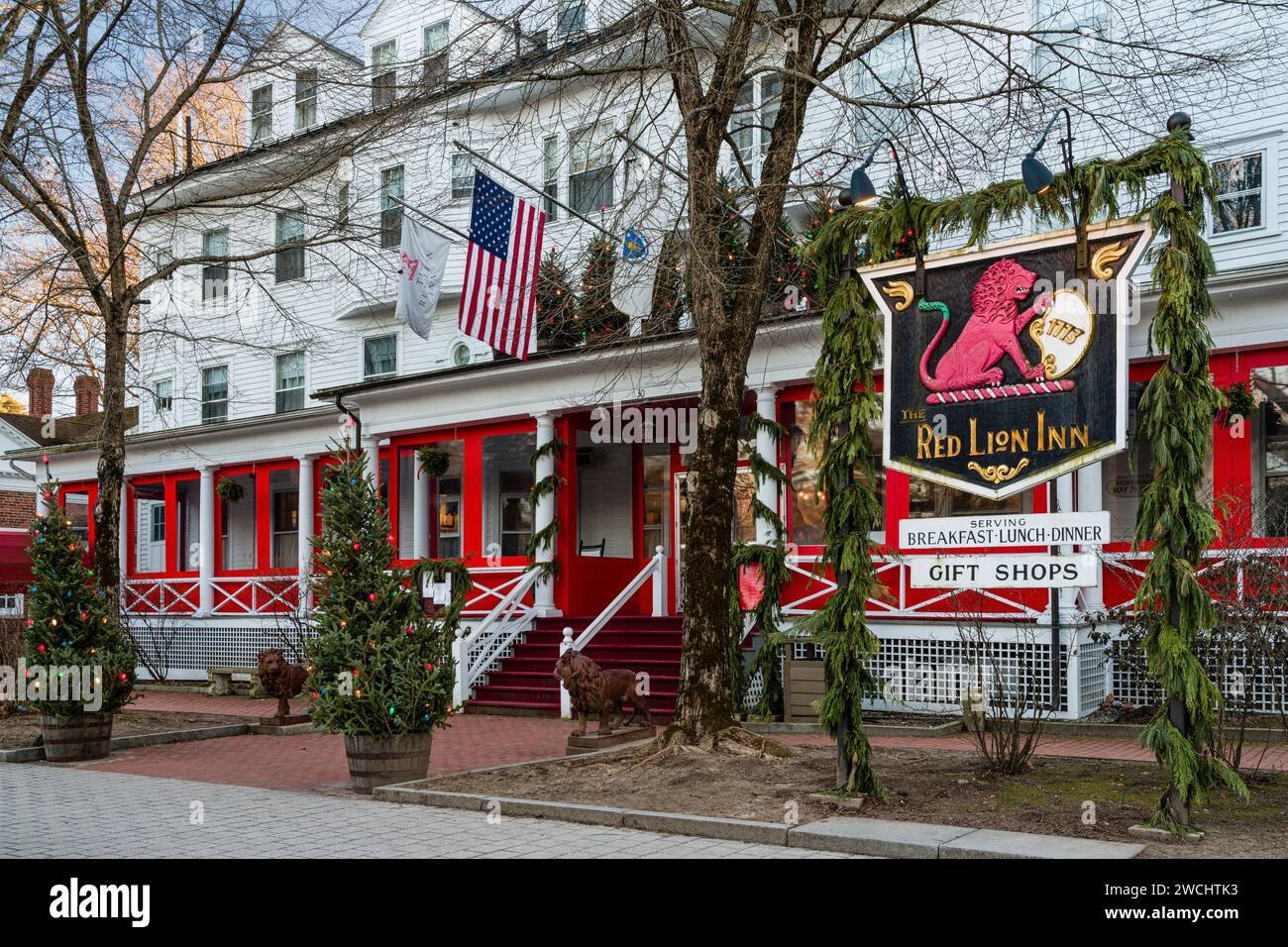 Victorian house xmas decorations hi-res stock photography and images ...