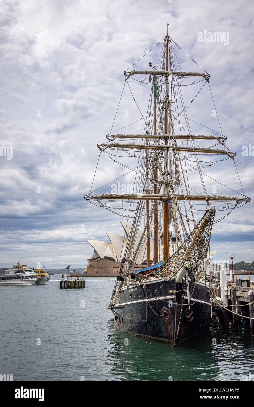 Circular quay dock hi-res stock photography and images - Alamy