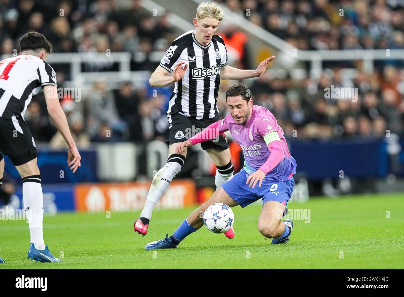 Ruben Loftus-Cheek of AC Milan tackles Anthony Gordon of Newcastle ...