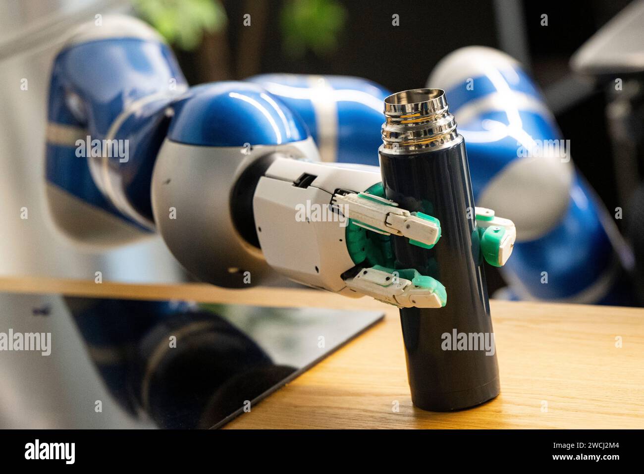 Robot gripper arm hi-res stock photography and images - Alamy