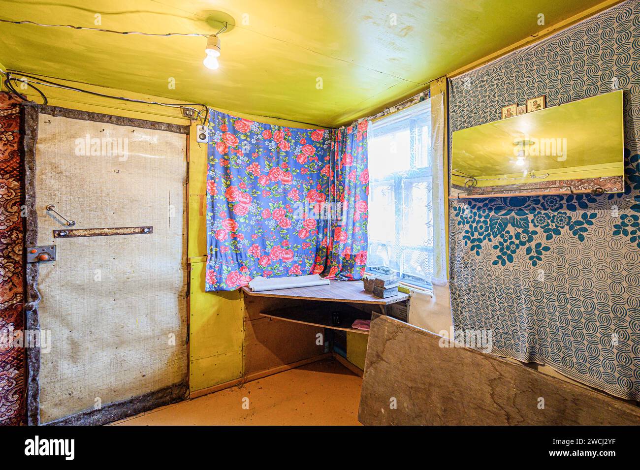 ugly interior apartment room old sloppy not modern Stock Photo - Alamy