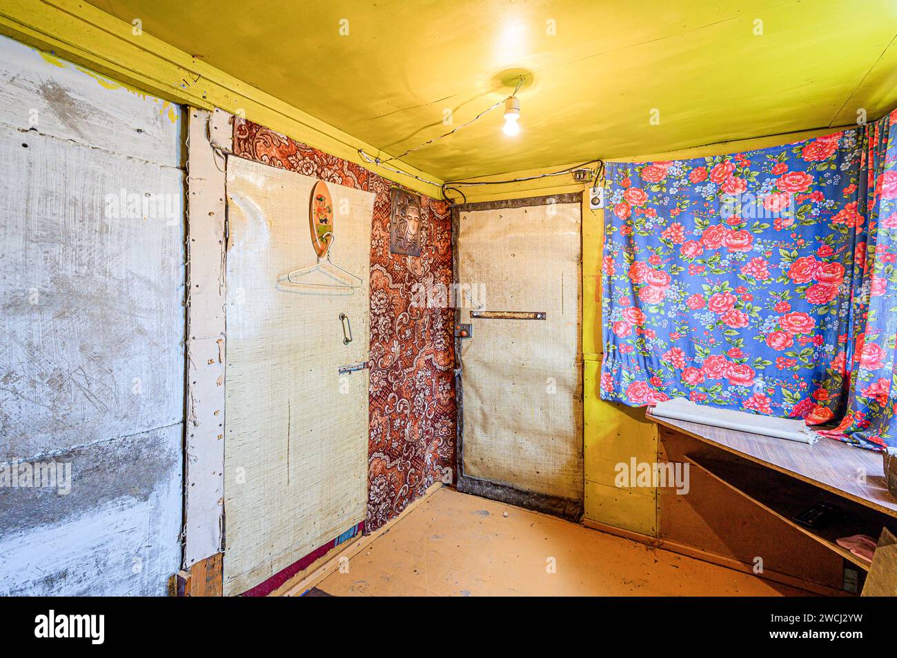 ugly interior apartment room old sloppy not modern Stock Photo - Alamy