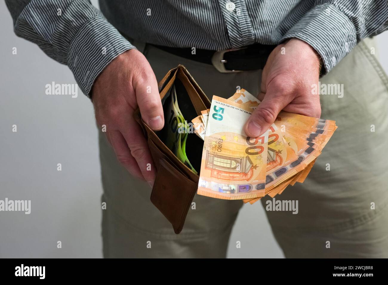 a guy pulls money out of his wallet and counts it, financial crisis ...