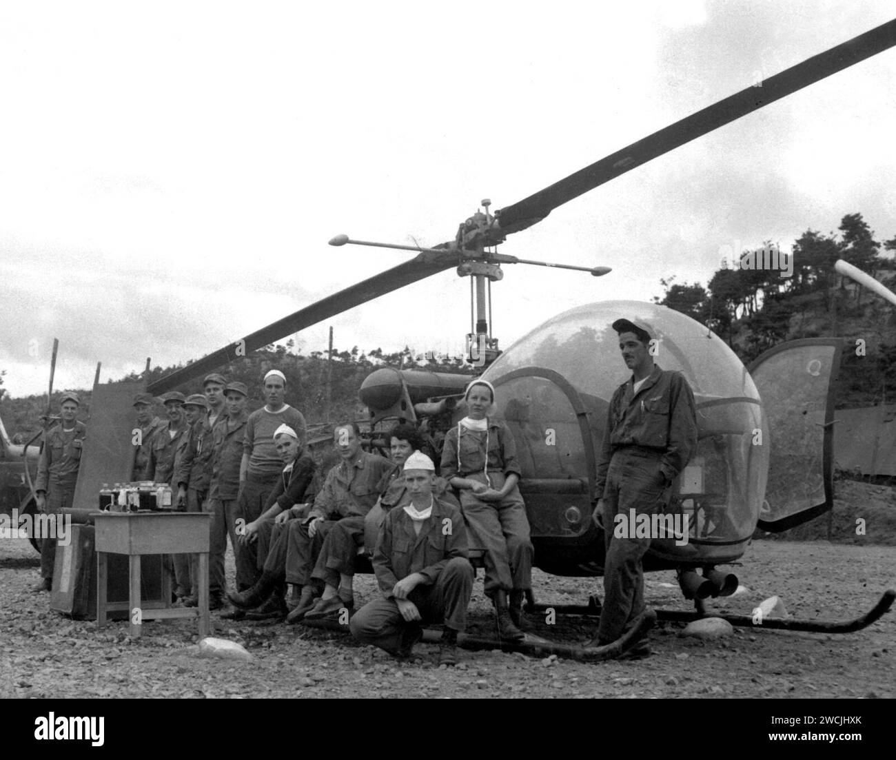 8225th MASH personnel with H-13 helo in Korea 1951 (cropped Stock Photo - Alamy