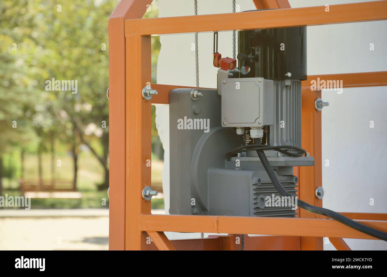 Hoist supply and safety lock as part of suspended wire rope platform ...