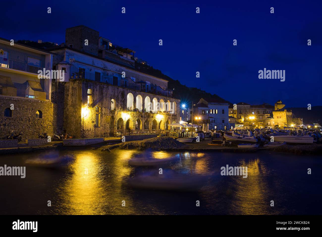 A magnificent summer evening on the Santa Maria di Castellabate beach ...