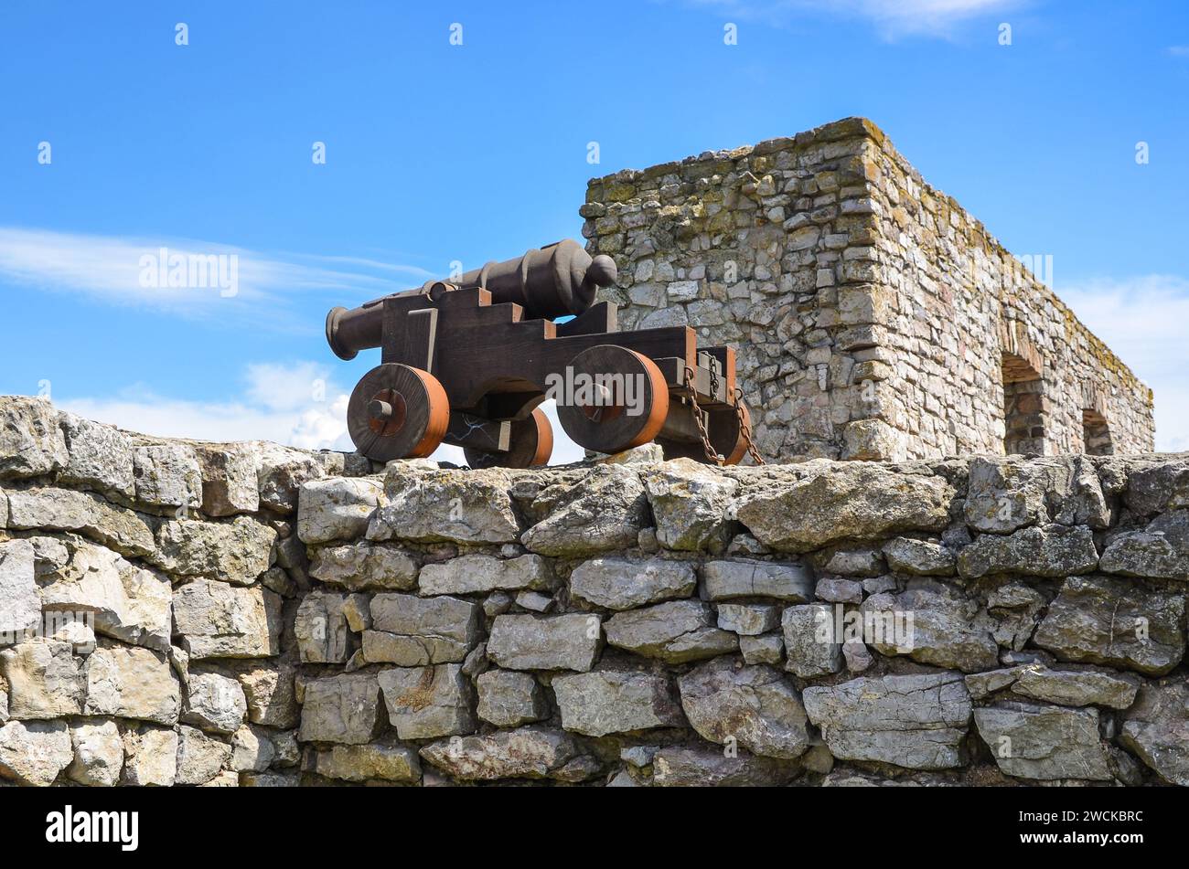 Medieval cannon gun at fortress wall building hi-res stock photography ...