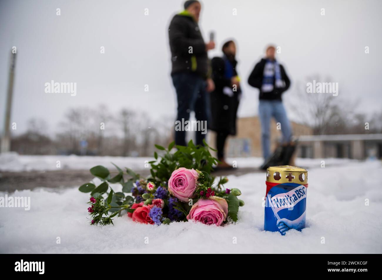 Berlin, Germany. 16th Jan, 2024. Hertha BSC fans commemorate the late ...