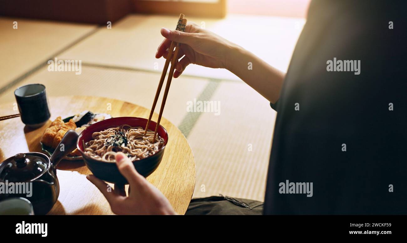 Man eating with hands japan hi-res stock photography and images - Alamy
