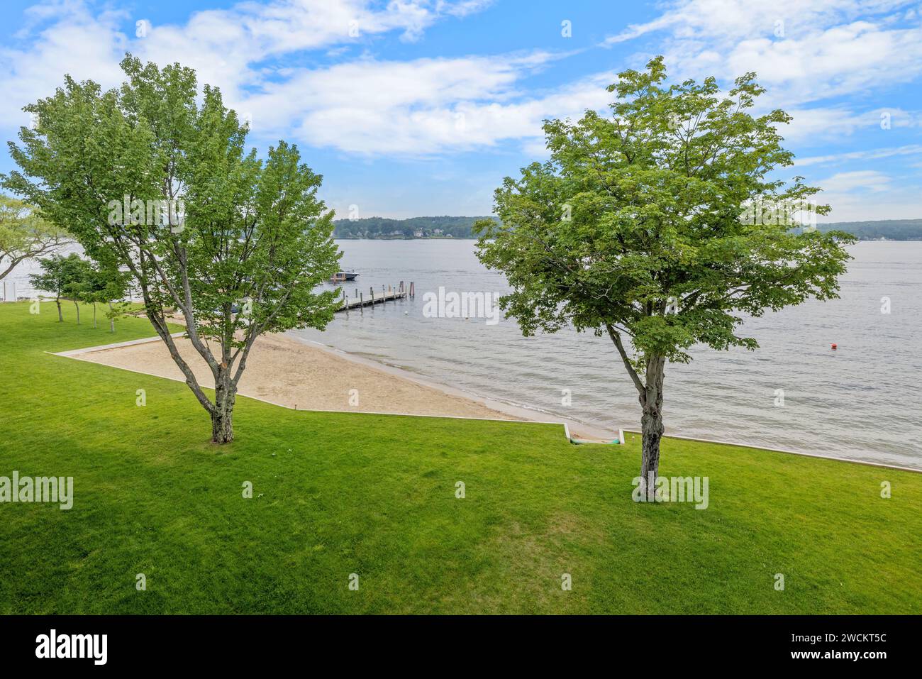 Lawn and body of water hi-res stock photography and images - Alamy