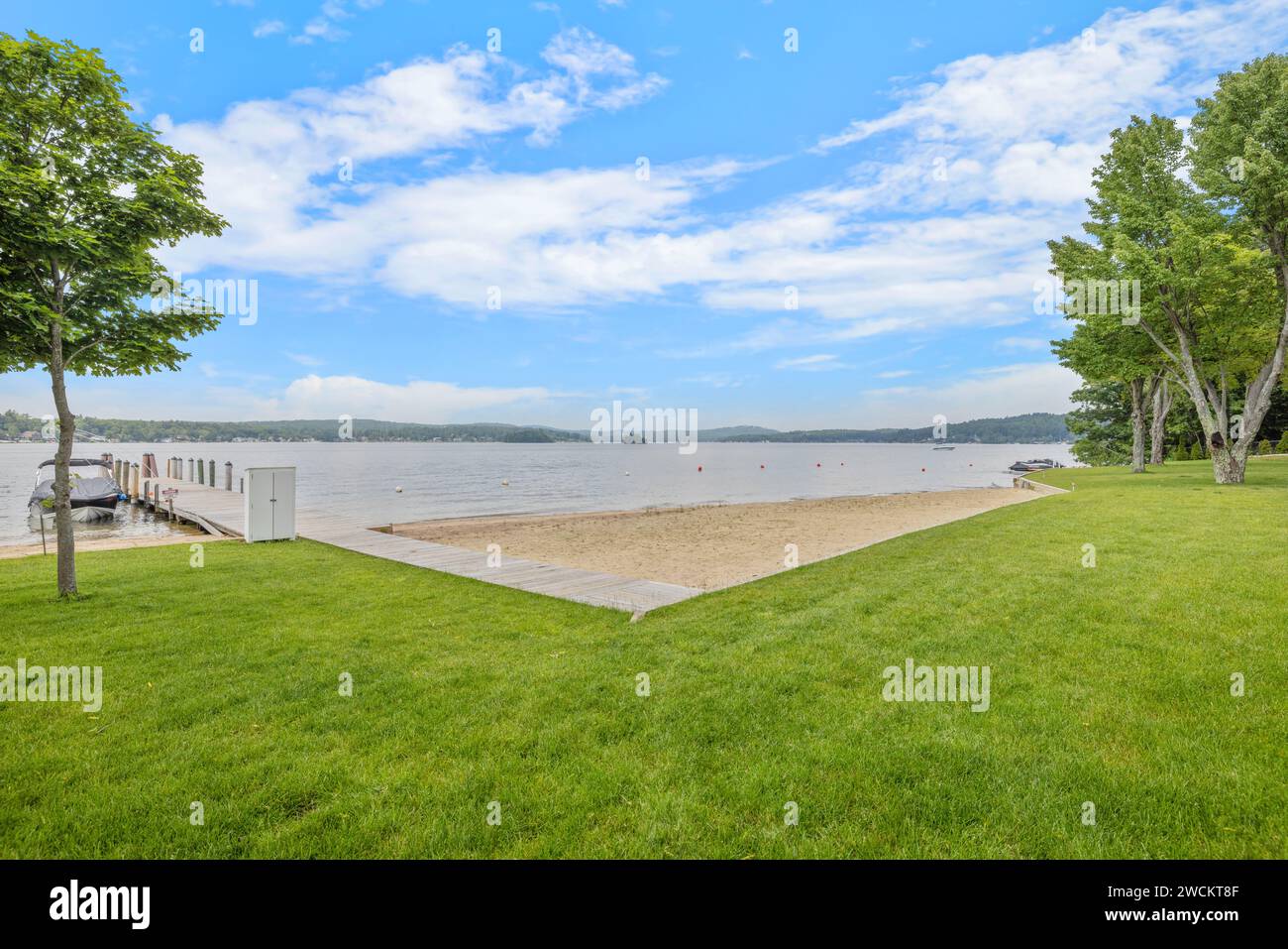 Wooded waterfront landscape hi-res stock photography and images - Alamy
