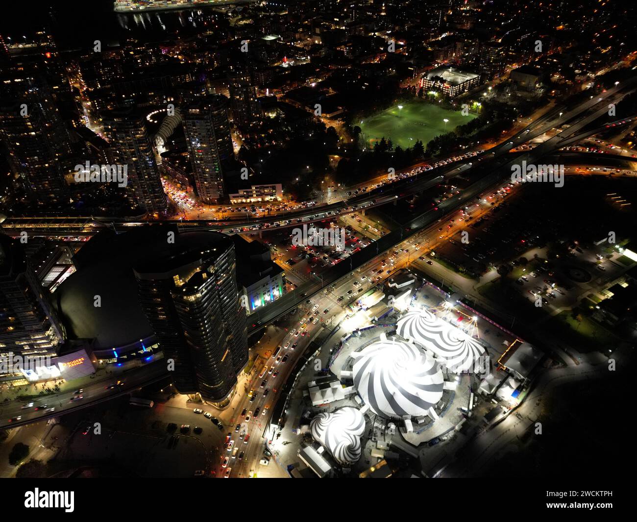 Bustling city lights hi-res stock photography and images - Alamy