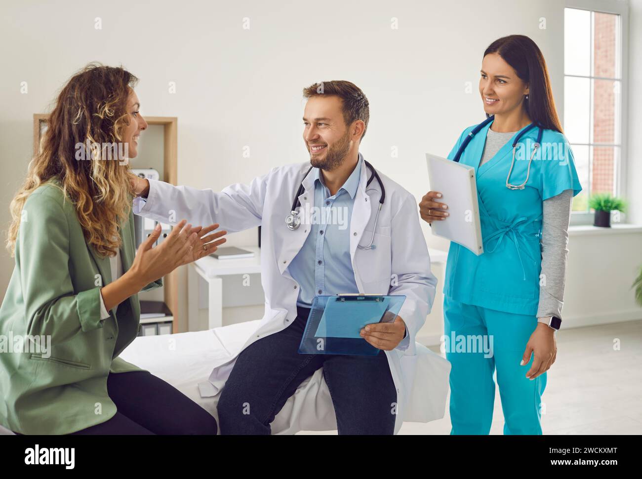 Nurse tablet attending patient hi-res stock photography and images - Alamy