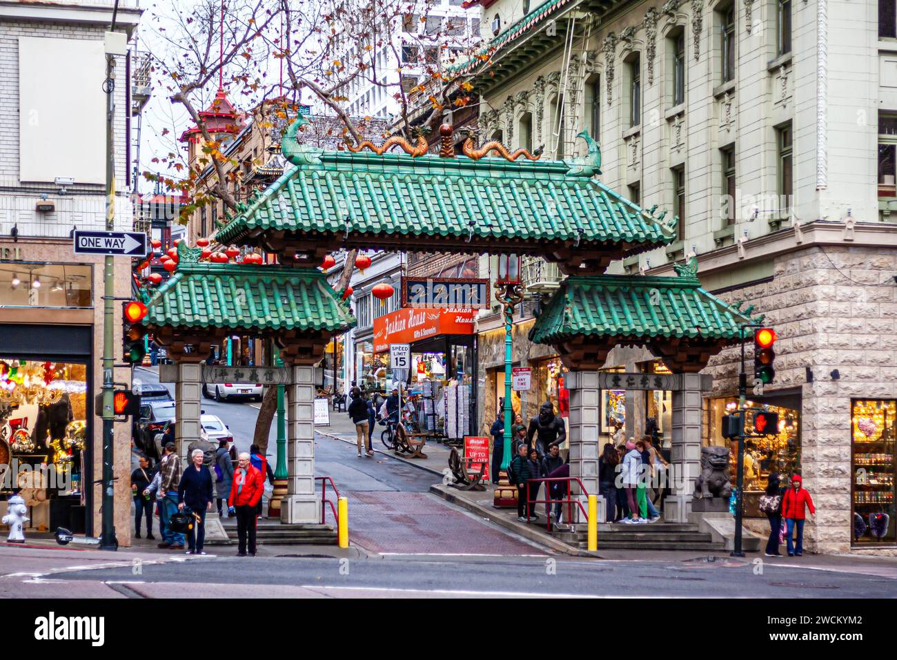San francisco chinatown dragon gate hi-res stock photography and images ...