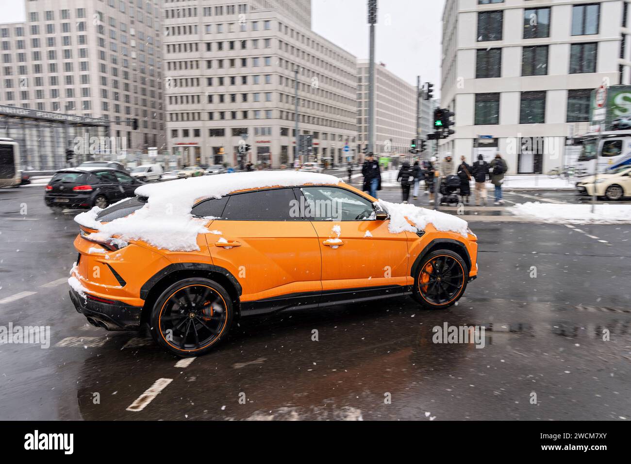 16.01.2024,Berlin,ein mit Schnee bedeckter SUV Lamborghini Urus gesehen ...