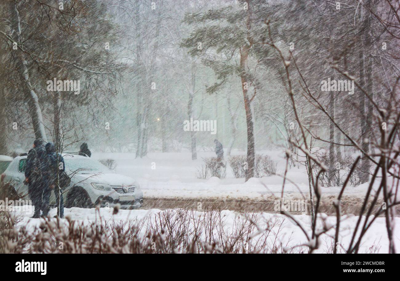 Snowfall in city people walking hi-res stock photography and images - Alamy