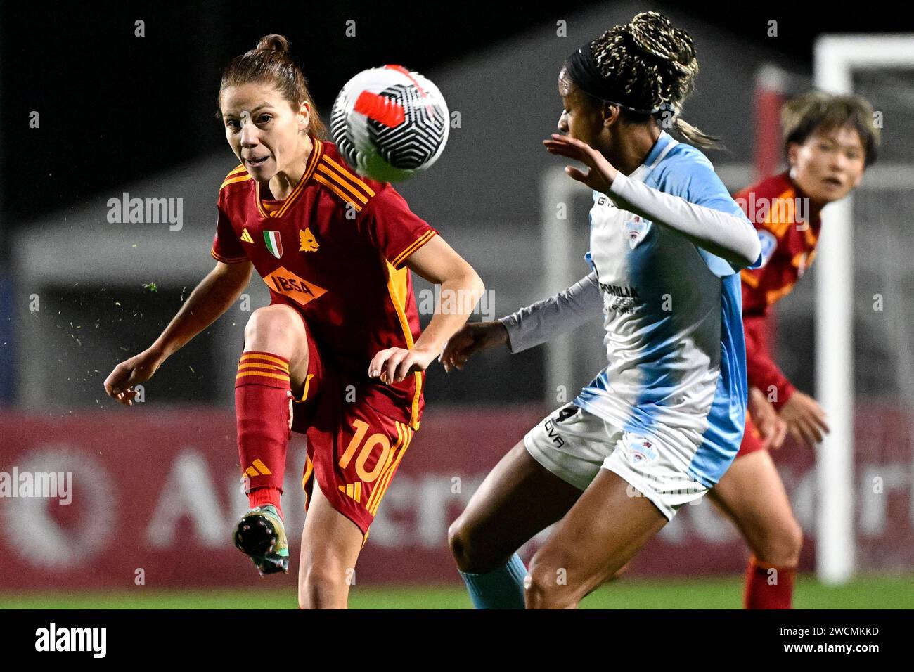 Manuela Giugliano of AS Roma and Aryana Harvey of Pomigliano during the ...