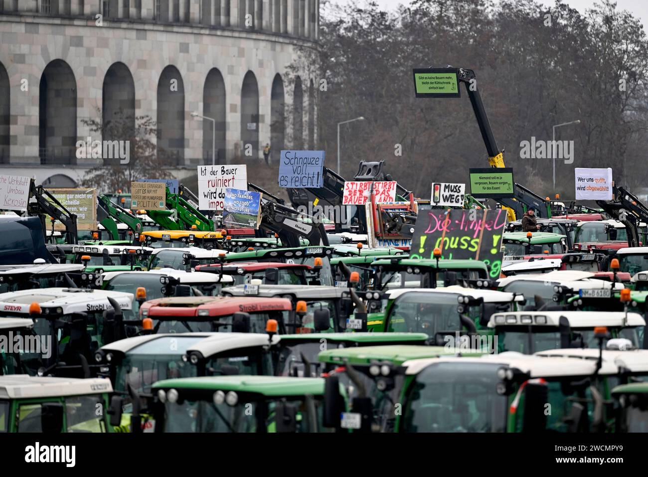 Teilnehmer der Bauernproteste fahren in Nürnberg mit ihren Traktoren im ...