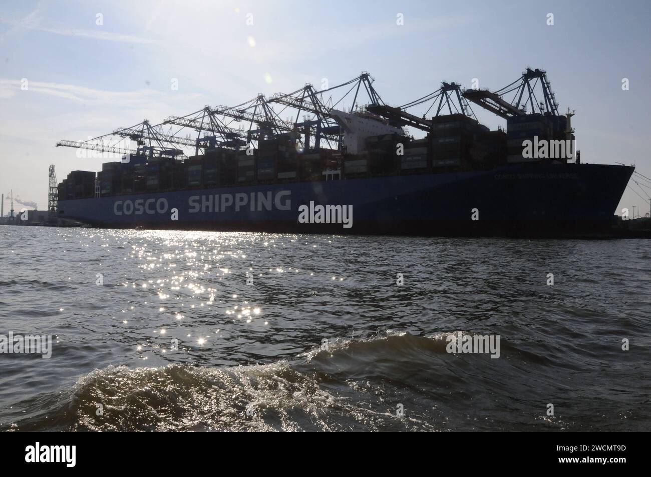 Hamburg /Germany. 06. October 2018..Working loading contain on Cosco ...