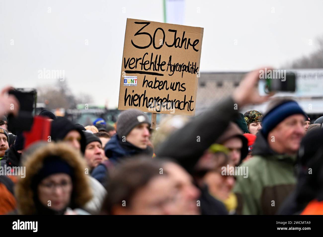 Teilnehmer der Bauernproteste fahren in Nürnberg mit ihren Traktoren im ...