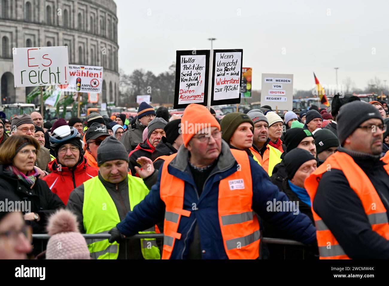 Rote traktoren hi-res stock photography and images - Alamy