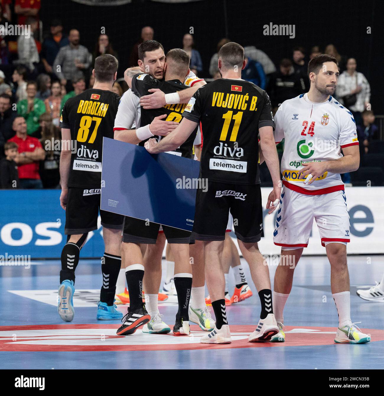 Muenchen, Deutschland. 16th Jan, 2024. Umarmung zwischen beiden Teams ...