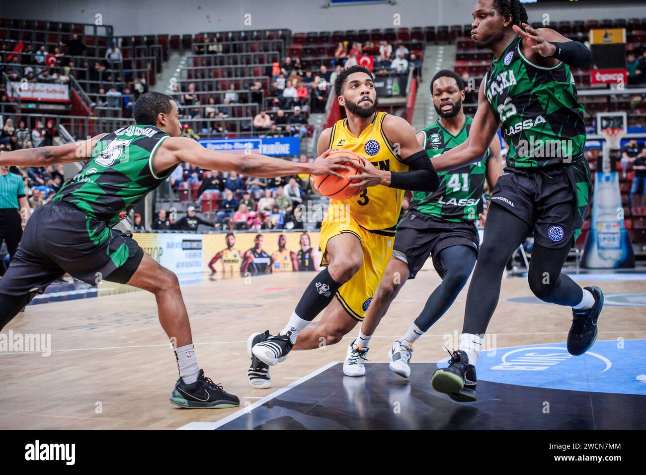 Ludwigsburg, Deutschland. 16th Jan, 2024. Jayvon Graves (MHP Riesen ...