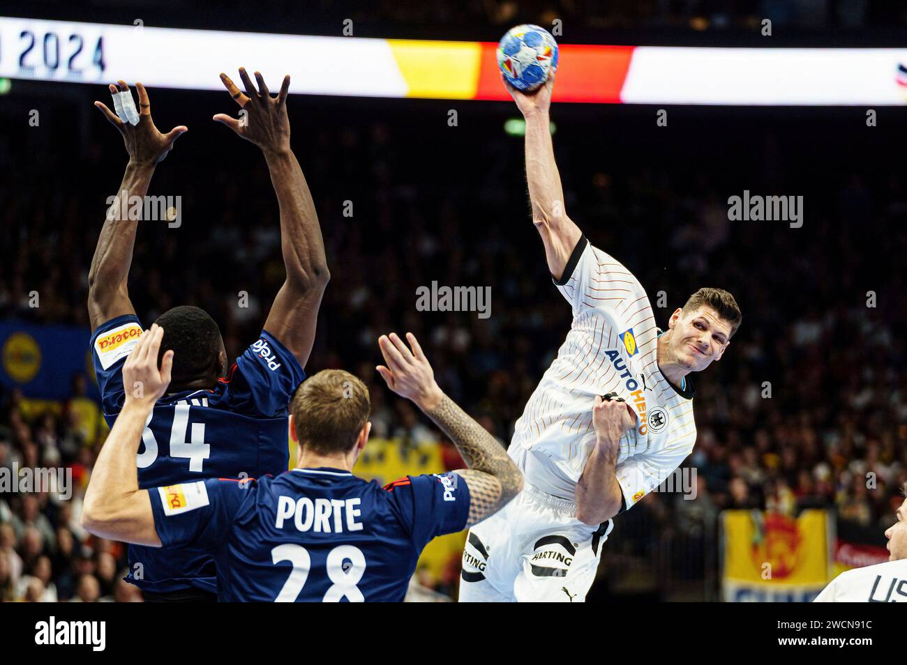 Berlin, Deutschland. 16th Jan, 2024. Wurf/Tor Sebastian Heymann ...