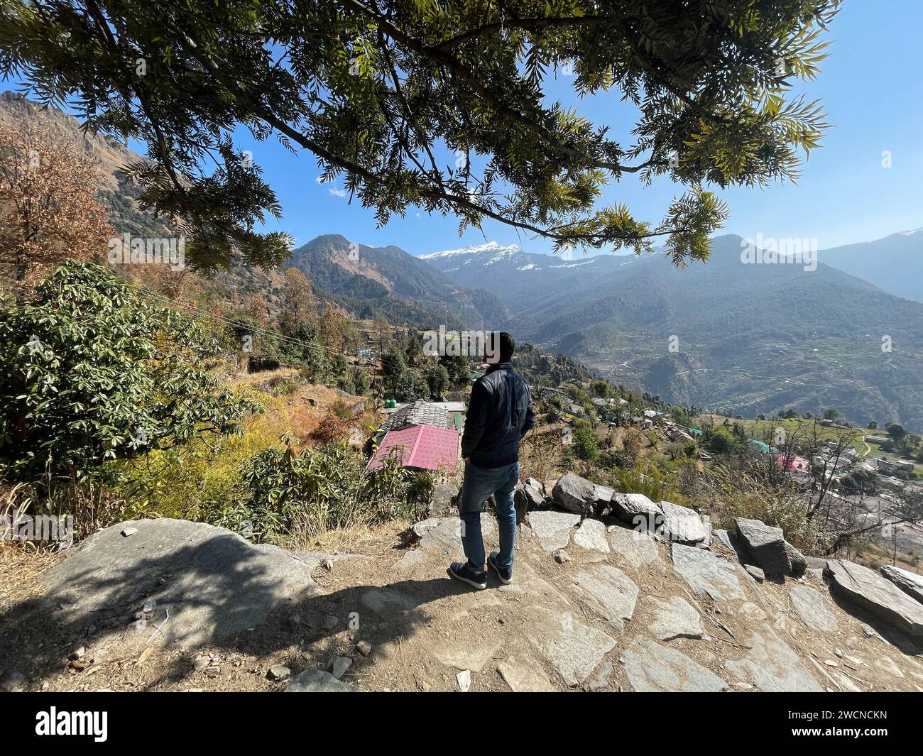 Man standing cliff edge overlooking hi-res stock photography and images ...