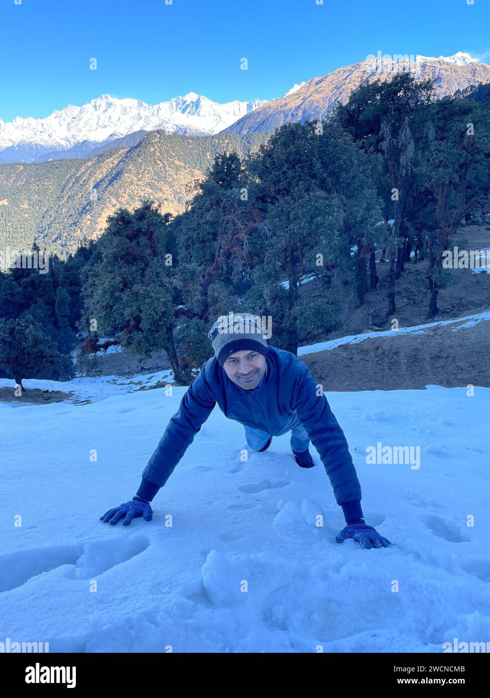 Man in suit crouching on hi-res stock photography and images - Alamy