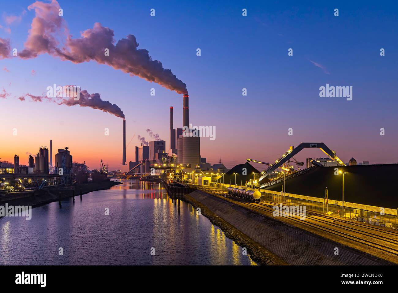 Mannheim coal-fired power station on a cold winter's day, plumes of ...
