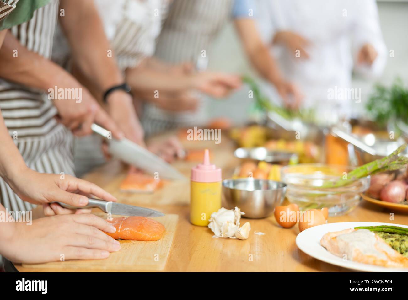 Elderly people cooking class hi-res stock photography and images - Alamy
