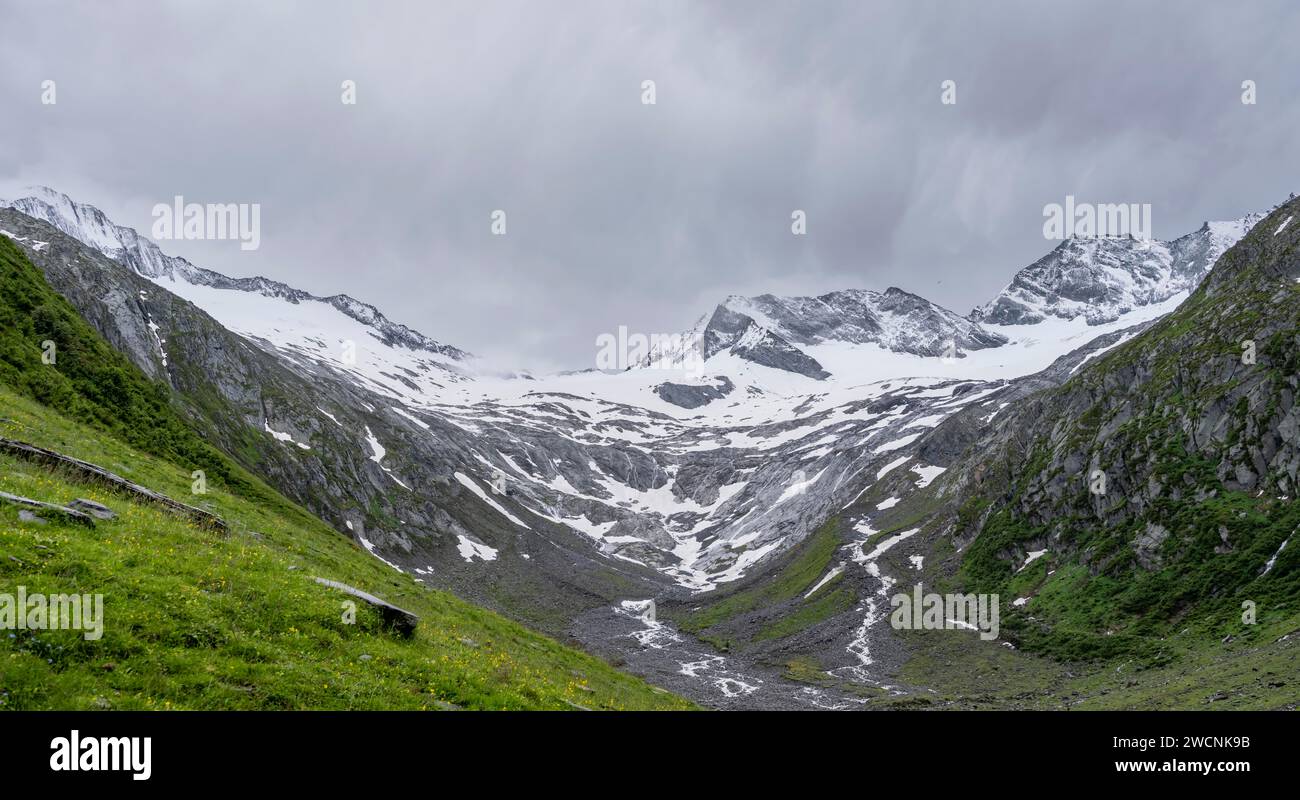 Schlegeisgrund valley, glaciated mountain peaks Hoher Weiszint and ...