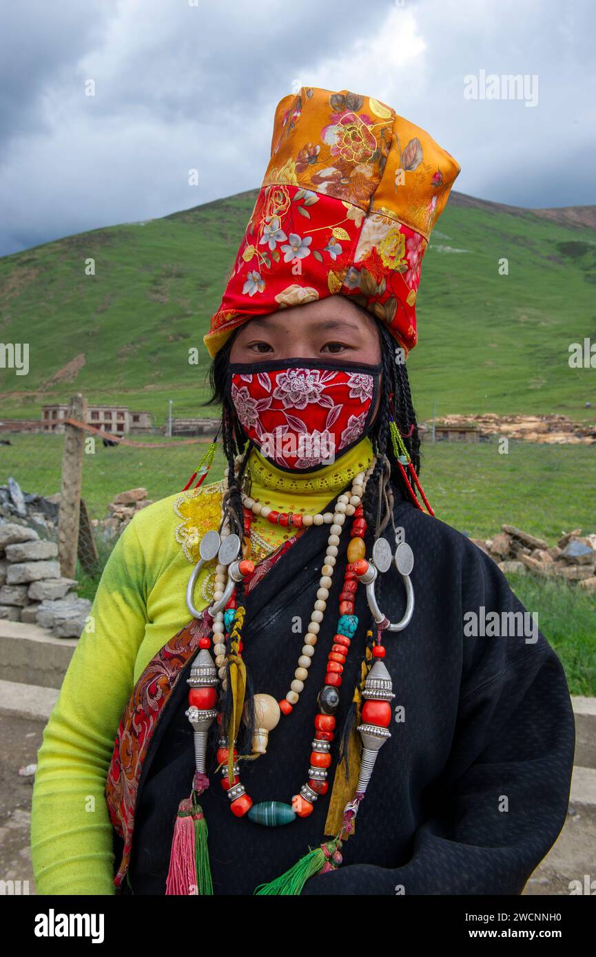 Tibet, Kham, Litang. A nomadic woman on the plateau of Tibet. Editorial ...