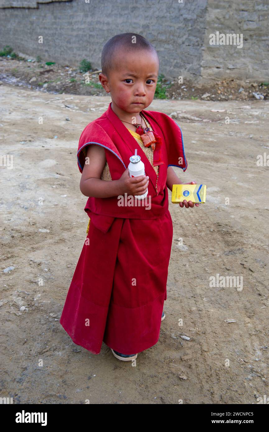 Tibet, Kham, Litang. Litang Monastery. Buddhist monks Stock Photo - Alamy