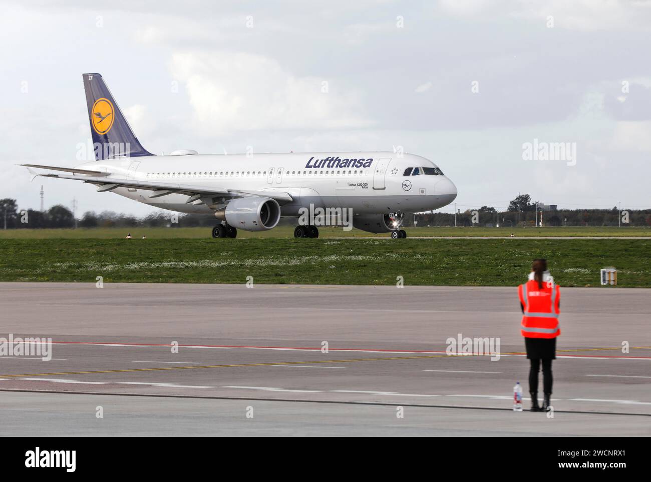 Lufthansa's Airbus A320 Fulda flying over the tarmac at BER Airport, Schoenefeld, 11 October ...