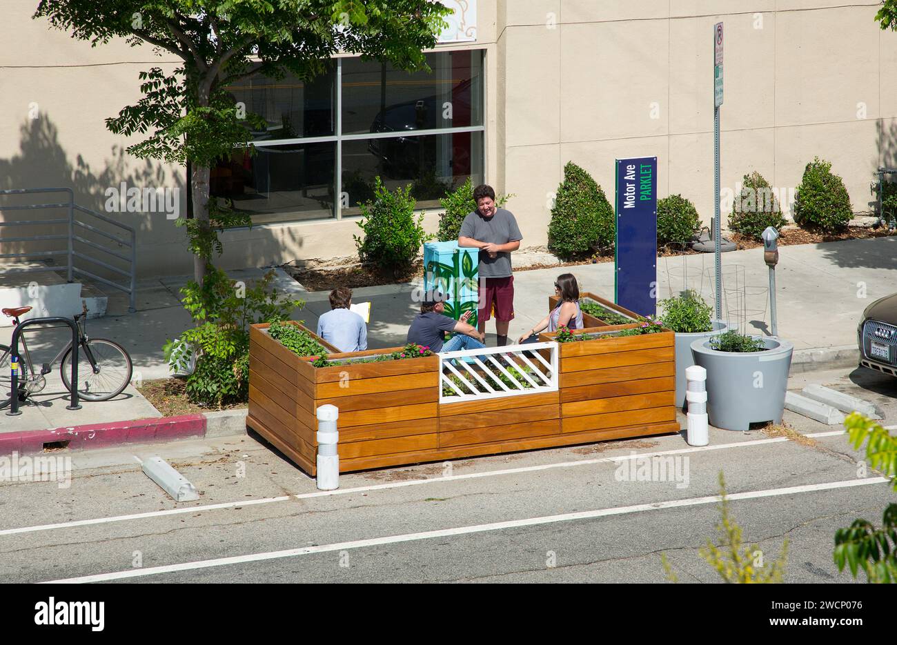 Parklet, Motor Avenue N, Los Angeles Stock Photo - Alamy