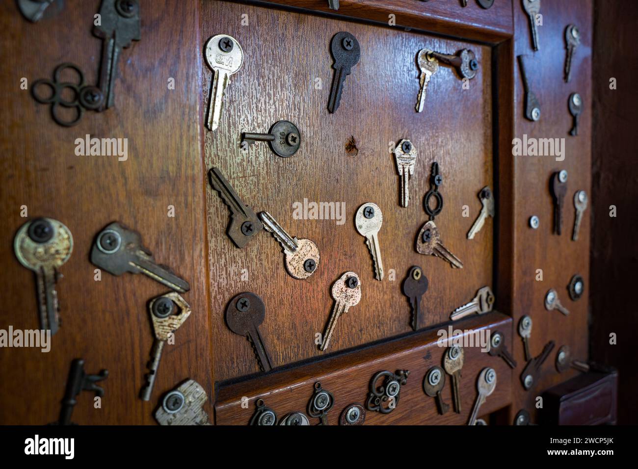 old wooden door decorated with differend keys Stock Photo - Alamy
