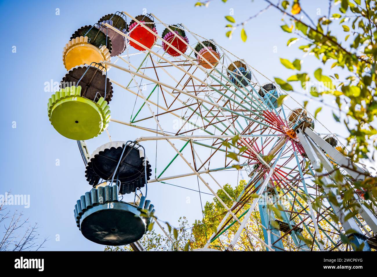 Ferris wheel amusement park shot hi-res stock photography and images ...